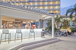 3 bares/lounges, bar ao lado da piscina