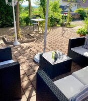 Terraço com espreguiçadeiras