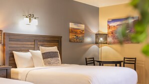 Quarto superior, 2 camas Queen, para não fumantes | Cortinas blackout, Wi-Fi de cortesia, roupa de cama