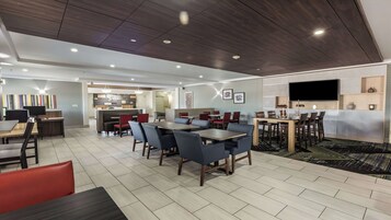 Café da manhã com buffet grátis todos os dias
