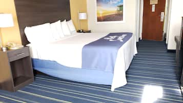 Secretária, cortinas/cortinados opacos, ferro/tábua de engomar