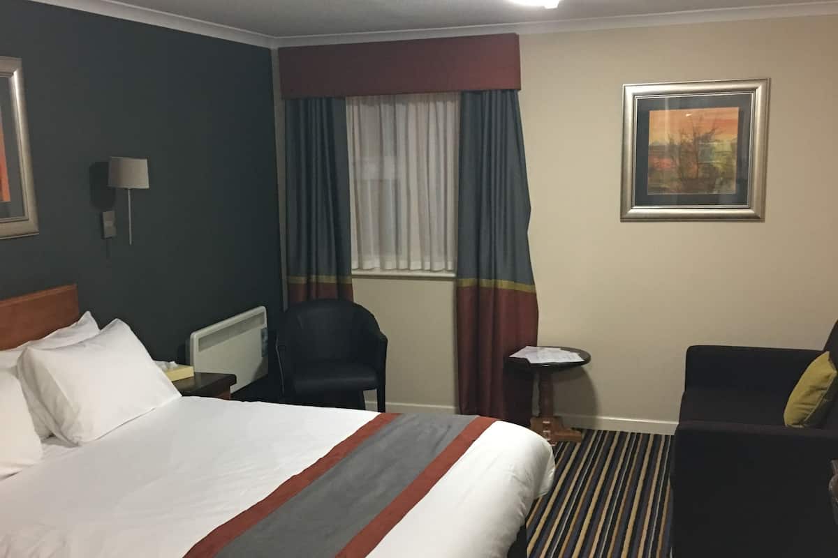 Escrivaninha, ferros/tábuas de passar roupa, Wi-Fi de cortesia