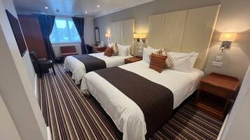 Cofre no quarto, secretária, ferro/tábua de engomar, Wi-fi grátis