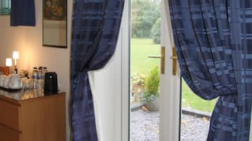 Quarto família, banheiro compartilhado (2 Adults + 2 Children) | Ferros/tábuas de passar roupa, Wi-Fi de cortesia, roupa de cama