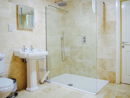 Suíte luxo, em edifício anexo | Banheiro | Secador de cabelo, toalhas de banho