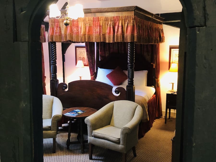 Quarto executivo (Four Poster) | Individualmente mobiliados, escrivaninha, ferros/tábuas de passar roupa