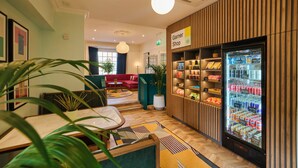 Um espaço acolhedor com uma Garner Shop, área de estar e um refrigerador de bebidas.