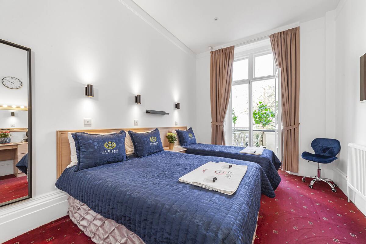 Quarto Triplo Deluxe | Cofre no quarto, quartos insonorizados, ferro/tábua de engomar