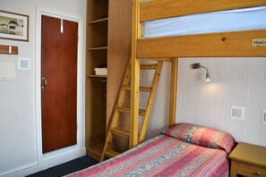 Quarto Triplo, casa de banho anexa | Edredões de penas, cortinas/cortinados opacos, ferro/tábua de engomar 