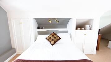 Quarto Duplo Standard (double) | 1 quarto, secretária, ferro/tábua de engomar, Wi-fi grátis