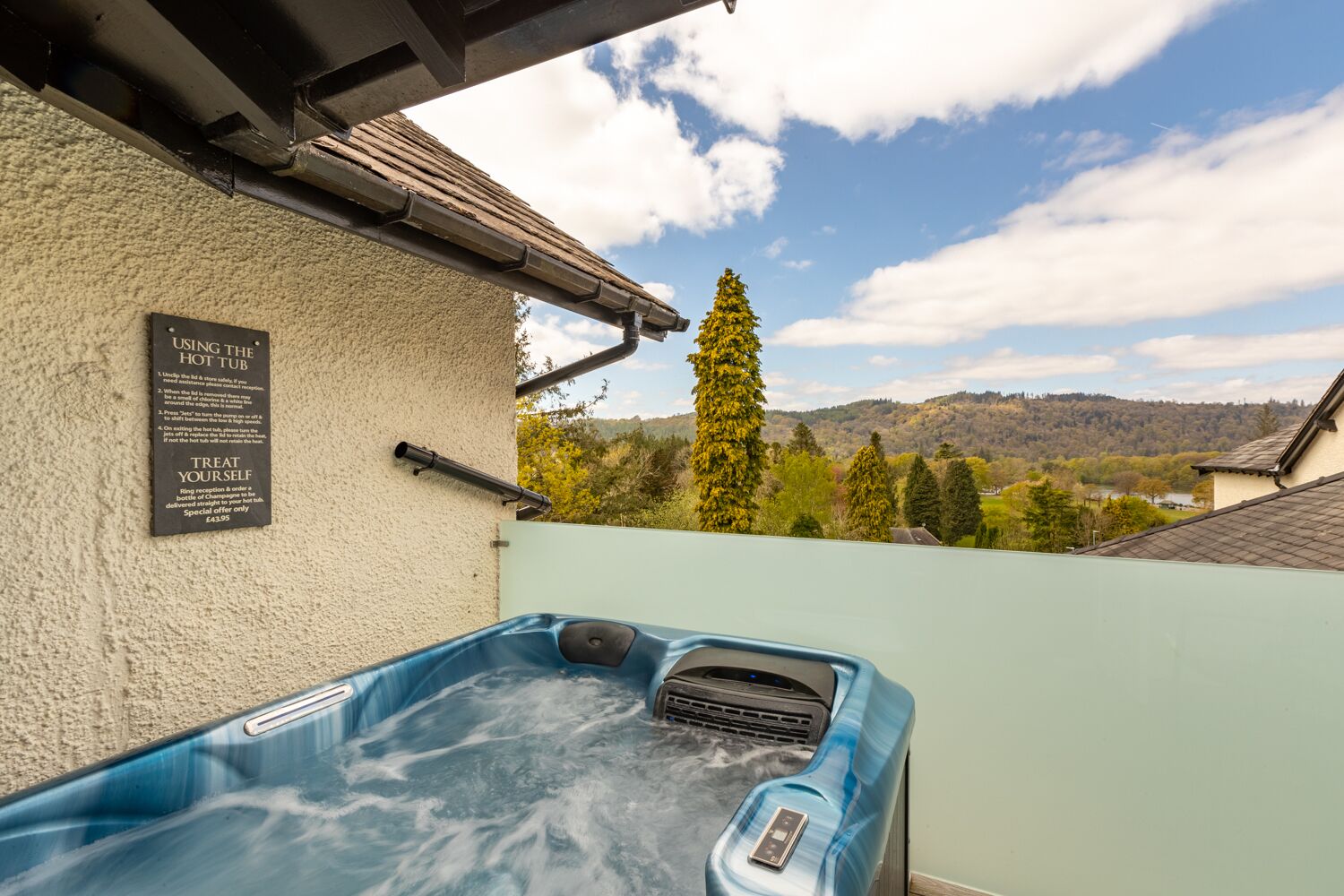 Lake Suite with Hot Tub | Roupas de cama antialérgicas, cofres nos quartos, escrivaninha