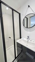 Quarto Duplo Exclusivo | Casa de banho | Um polibã, artigos de higiene pessoal grátis, um secador de cabelo 