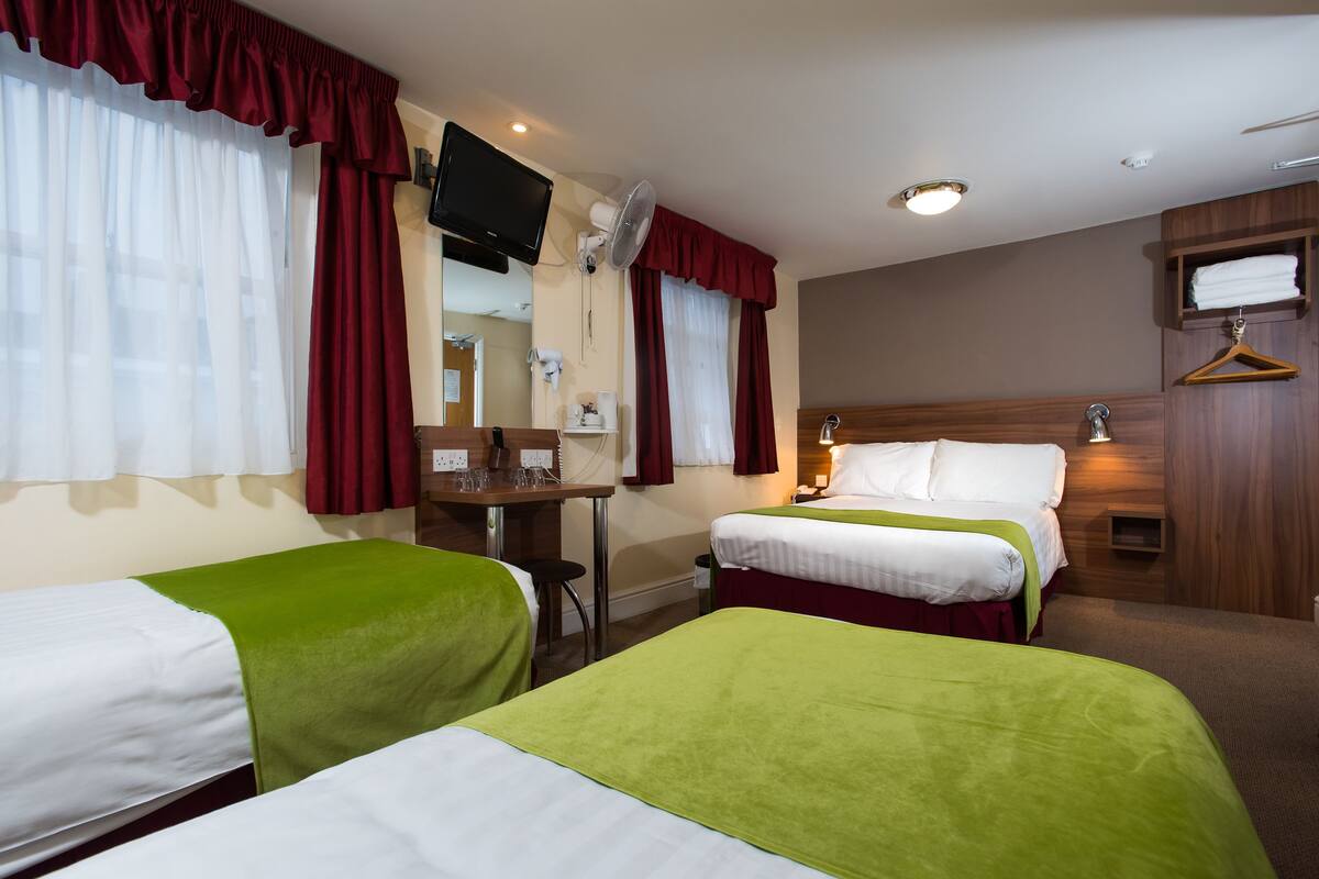 Quarto Quádruplo Comfort (Family) | Cofre no quarto, secretária, Wi-fi grátis, roupa de cama fornecida 