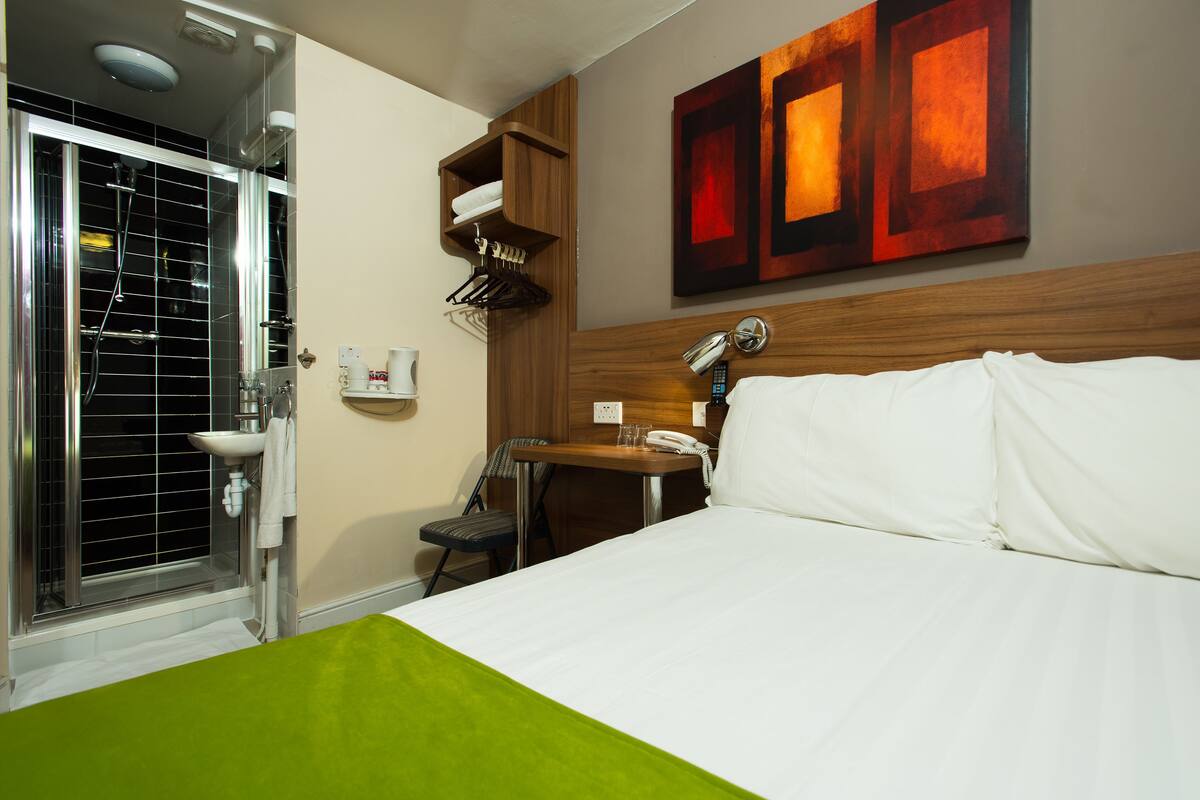 Quarto Duplo Básico, casa de banho partilhada | Cofre no quarto, secretária, Wi-fi grátis, roupa de cama fornecida 