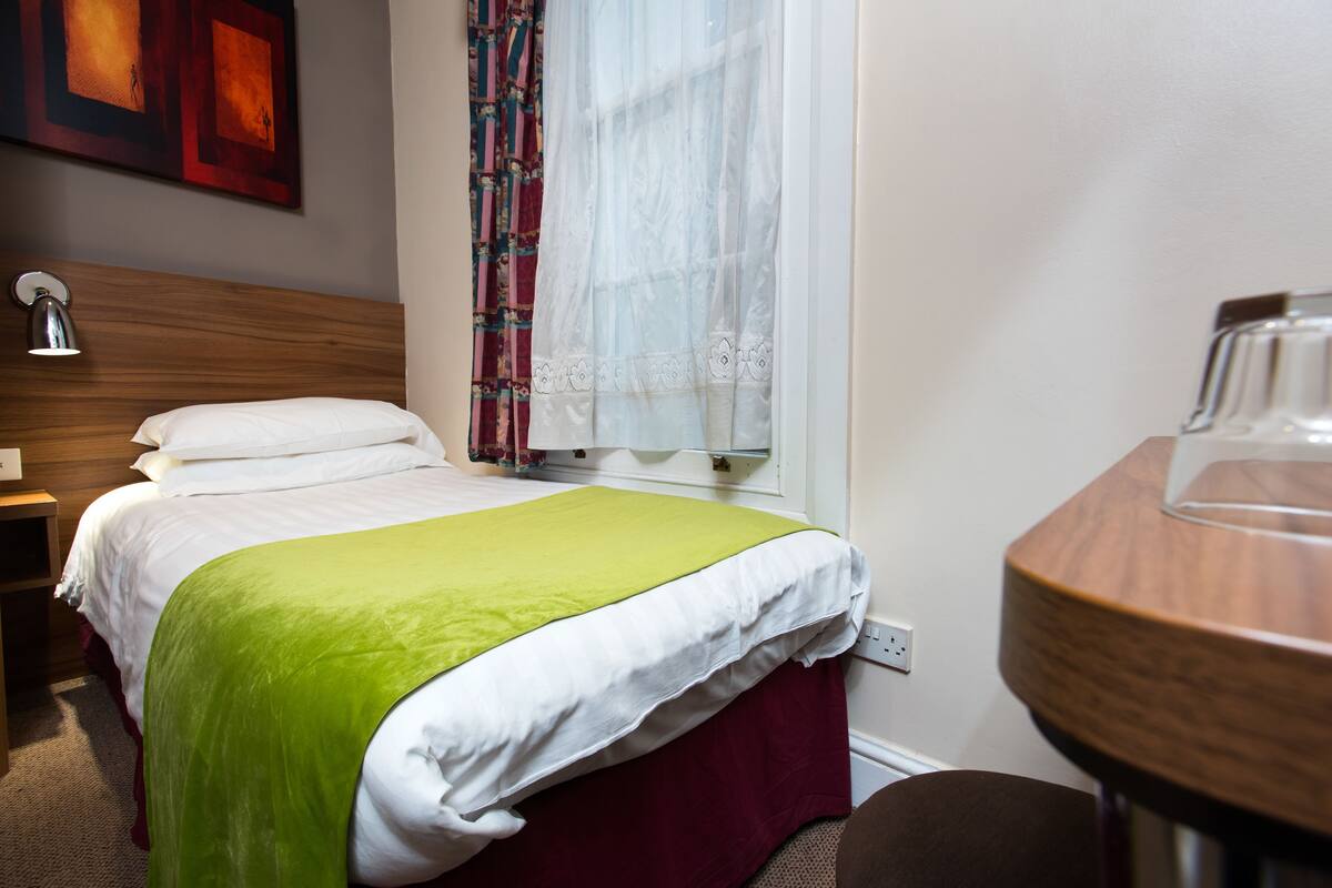 Quarto Individual Comfort | Cofre no quarto, secretária, Wi-fi grátis, roupa de cama fornecida 