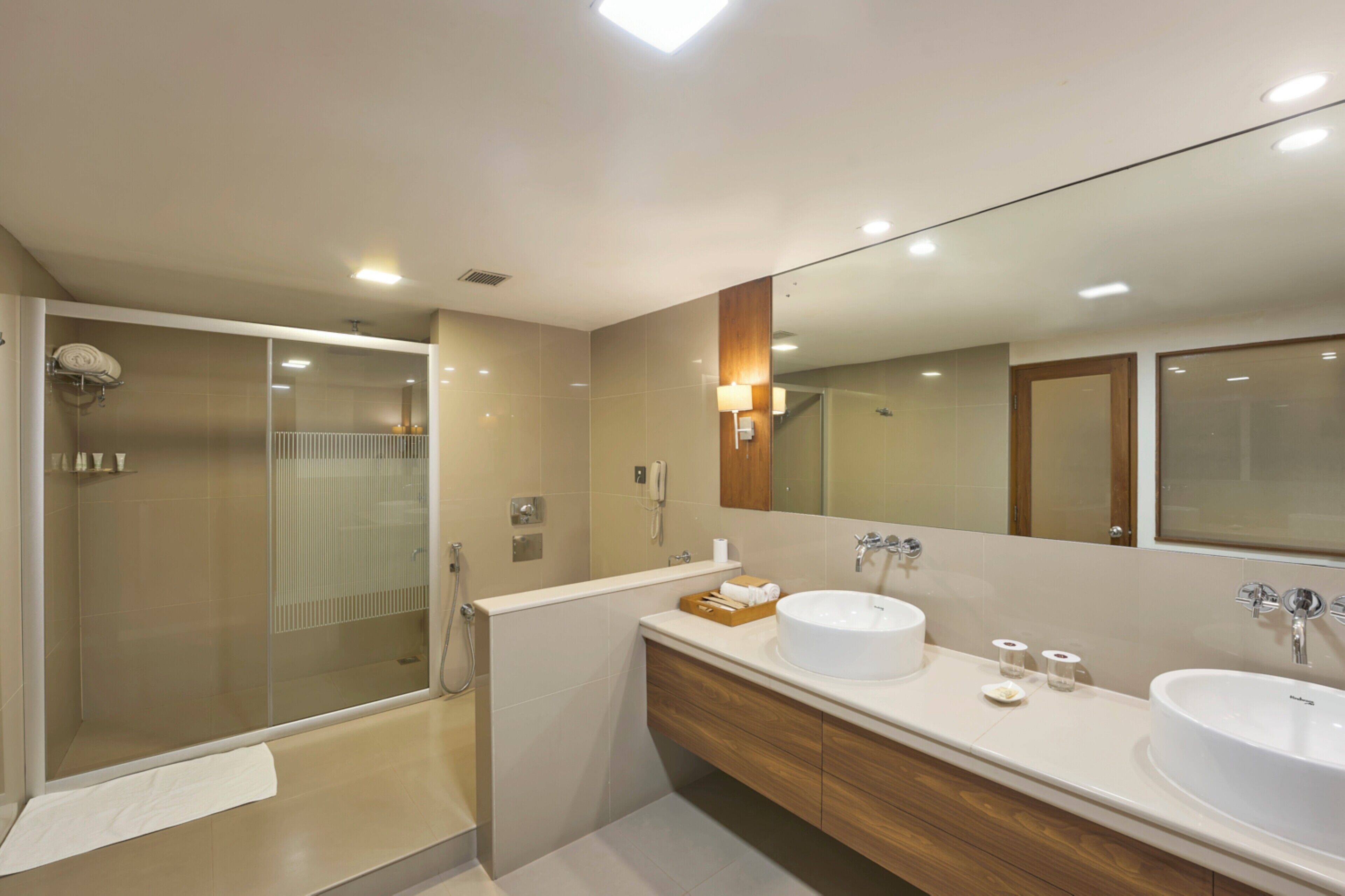 Suite | Casa de banho | Artigos de higiene pessoal grátis, um secador de cabelo, roupões 