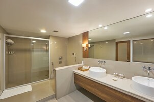 Suite | Casa de banho | Artigos de higiene pessoal grátis, um secador de cabelo, roupões 