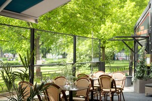 2 restaurantes: servem pequenos-almoços e jantares