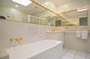 Casa de Férias, 3 quartos | Casa de banho | Um polibã, um secador de cabelo, toalhas fornecidas 