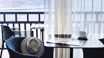 Quarto Standard, acesso à piscina, vista para o oceano (Balcon / Balcony) | Minibar, cofre no quarto, com decoração personalizada, secretária