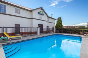 Piscina externa sazonal, funciona das 10h às 22h, espreguiçadeiras