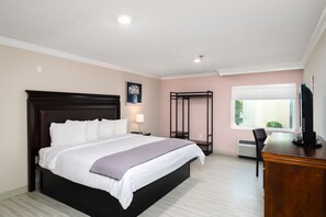 Quarto, 1 cama King, acessível | Roupas de cama premium, escrivaninha, cortinas blackout