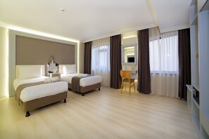 Queen Room with Queen Beds Accessible Room | 1 quarto, lençóis italianos Frette, roupa de alta qualidade, minibar 
