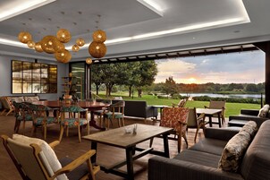 2 bares/lounges, um bar junto à piscina 