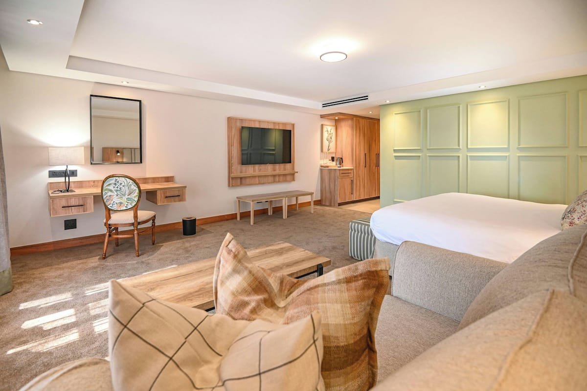 Roupa de alta qualidade, minibar, cofre no quarto, secretária