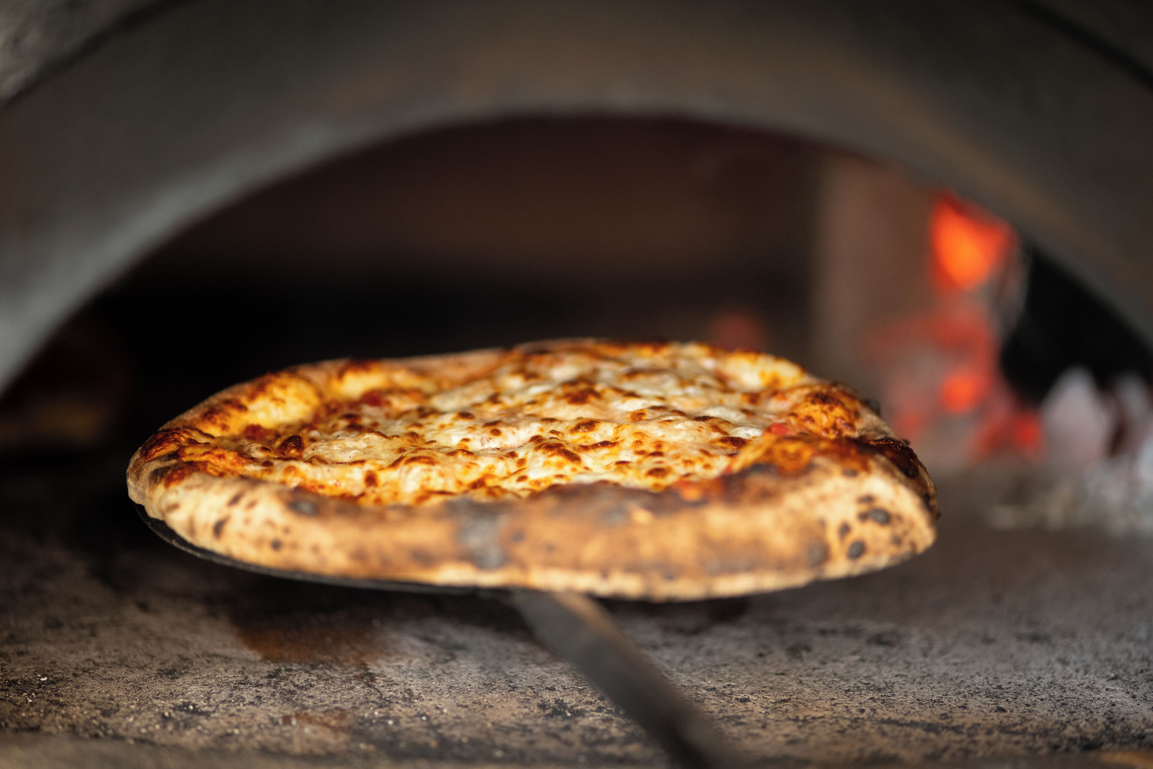 Pizza assando em forno.
