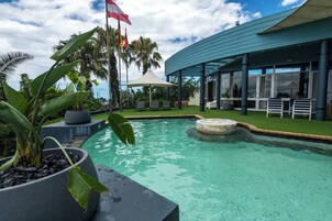 Piscina exterior, guarda-sóis, espreguiçadeiras