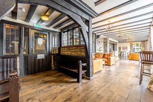 Almoços e jantares servidos, incluindo cozinha britânica 