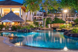 2 piscinas exteriores, guarda-sóis, espreguiçadeiras 