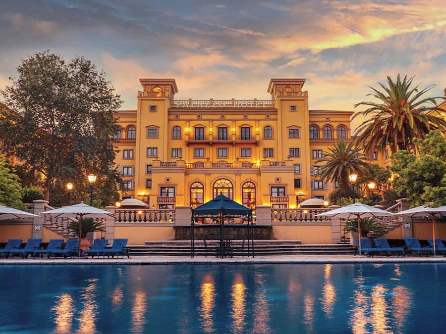 Piscina exterior, guarda-sóis, espreguiçadeiras