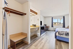 Camas com colchões pillow-top, escrivaninha