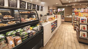 3 restaurantes: servem almoços e jantares