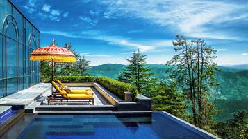 Roupa de alta qualidade, minibar, cofre no quarto, secretária