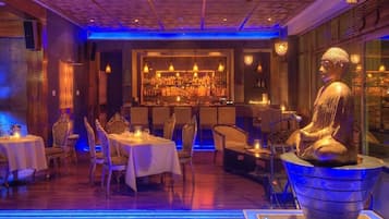 3 bares/lounges, um bar junto à piscina