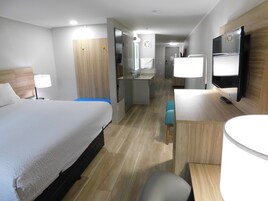Suite, 1 quarto, não fumadores (1 King Bed and 1 Queen Bed) | Cofre no quarto, secretária, cortinas/cortinados opacos 