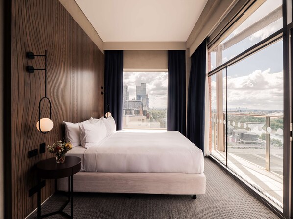 Quarto, 1 cama king-size, varanda, vista para o rio (Skyline) | Roupa hipoalergénica, minibar, cofre no quarto, secretária 