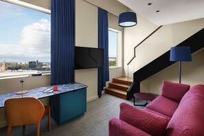 Loft, 1 cama king-size (Federation View) | Roupa hipoalergénica, minibar, cofre no quarto, secretária 