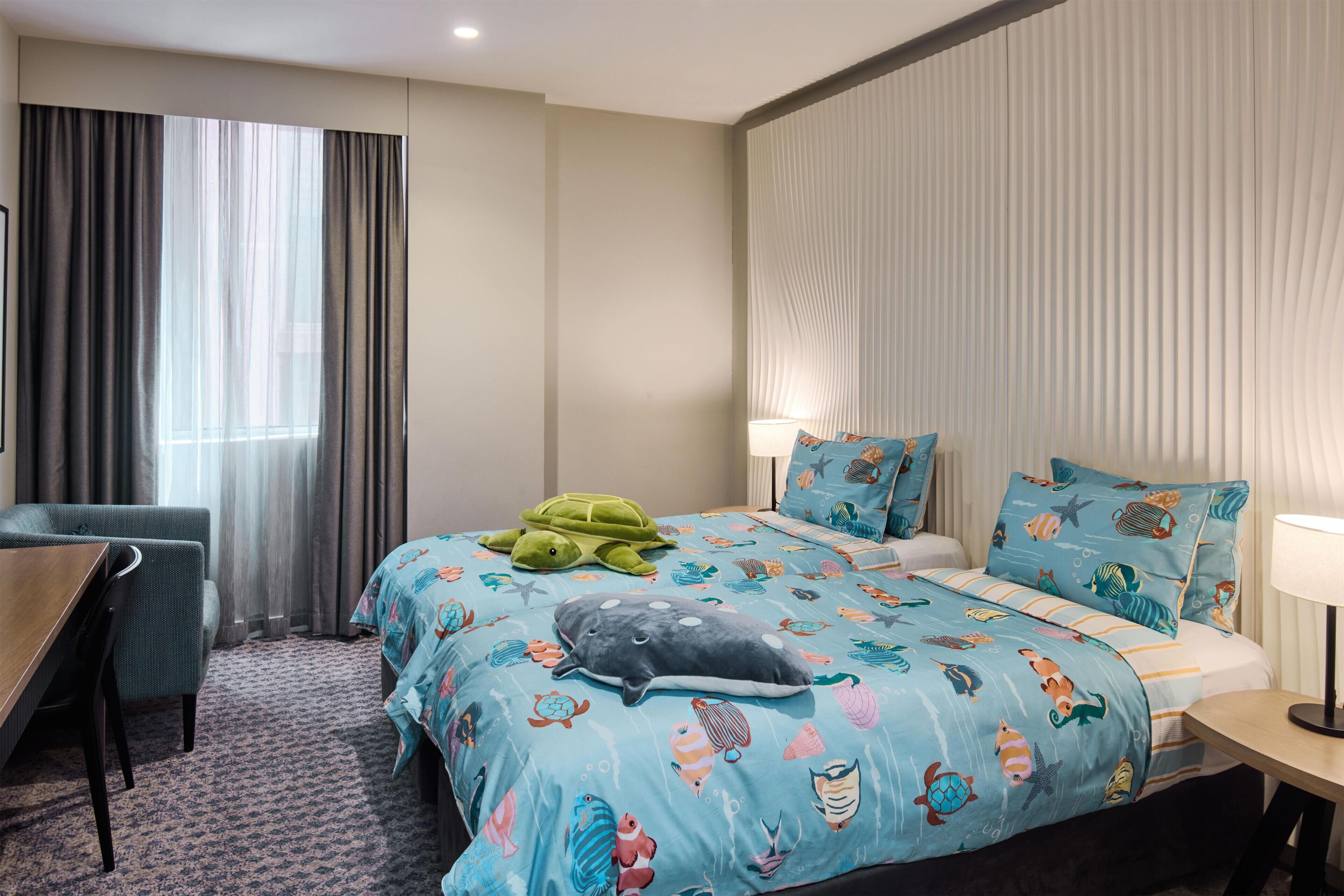 Quarto, 2 camas individuais | Roupa hipoalergénica, minibar, cofre no quarto, secretária 