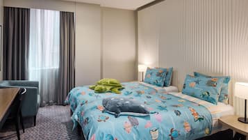 Quarto, 2 camas individuais | Roupa hipoalergénica, minibar, cofre no quarto, secretária