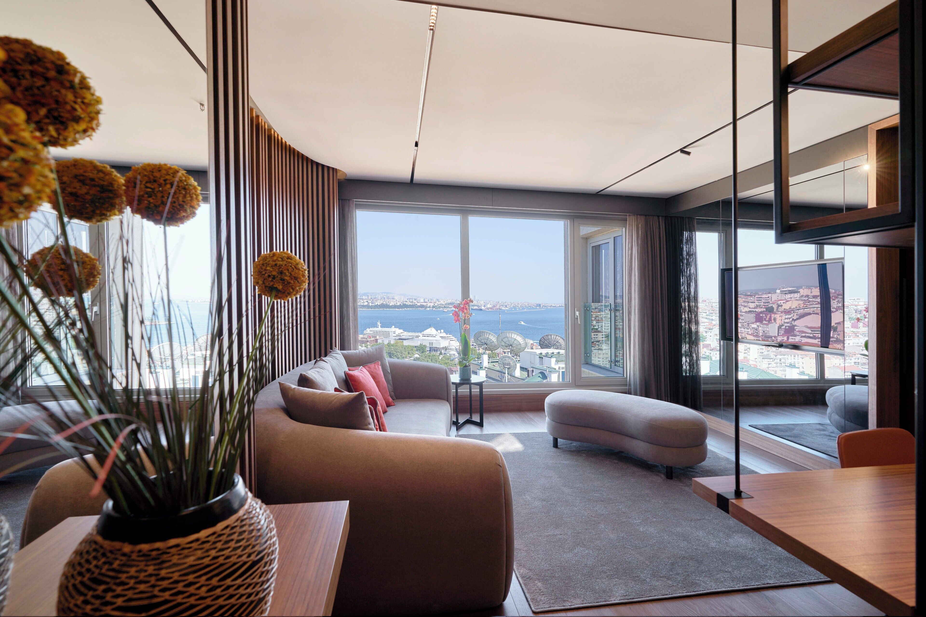 Bosphorus Suite | Minibar, cofre com capacidade para portátil, secretária 