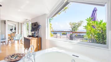 Penthouse with Balcony and Jettub | Minibar, cofre com capacidade para portátil, secretária