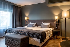 Quarto Familiar (Four) | Cofre no quarto, secretária, cortinas/cortinados opacos