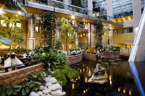 Pequenos-almoços e jantares servidos, com vista para o jardim