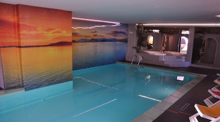 Piscina interna, piscina externa sazonal, espreguiçadeiras. Liberty Malé