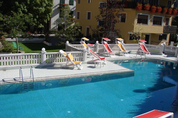 Piscina interna, piscina externa sazonal, espreguiçadeiras