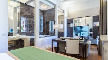 Quarto Triplo Deluxe, Vista para a cidade | Cofre com capacidade para portátil, secretária, quartos insonorizados